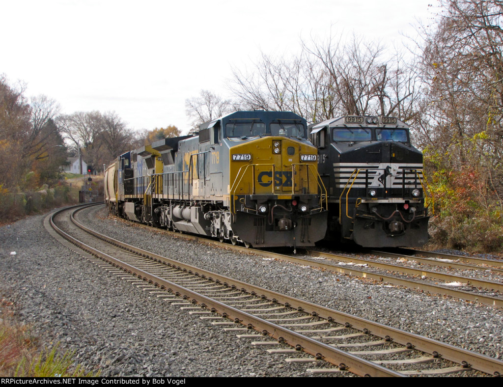 CSX 7719 and NS 9915